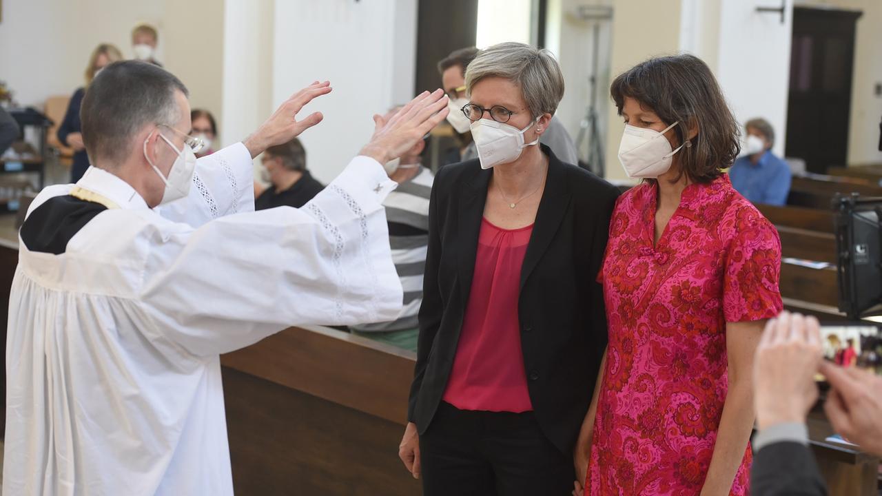 Sr De Reaktionen Auf Die Erlaubnis Zur Segnung Queerer Paare